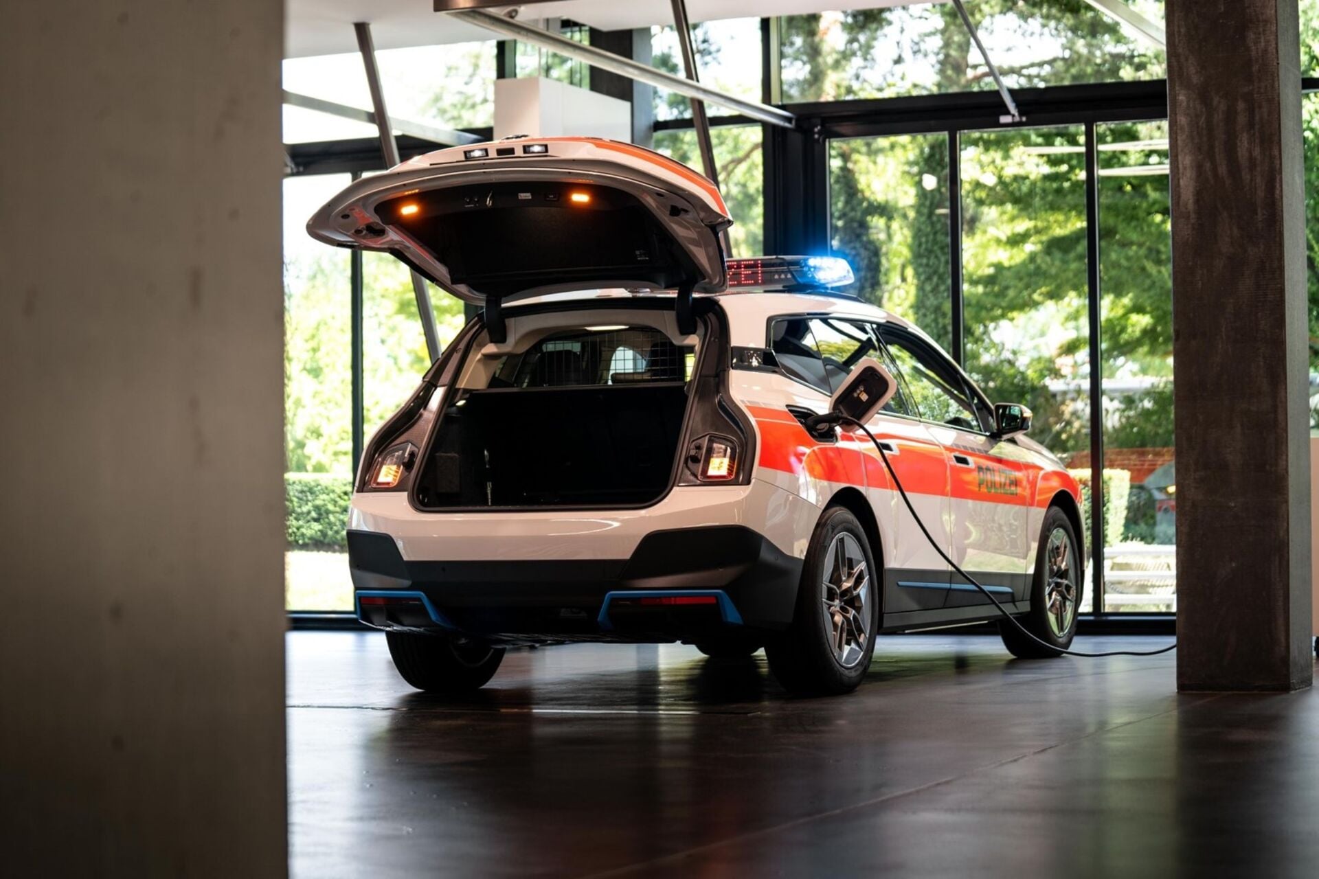 Schweiz bekommt ersten Polizei-BMW iX | auto-illustrierte - Das ...